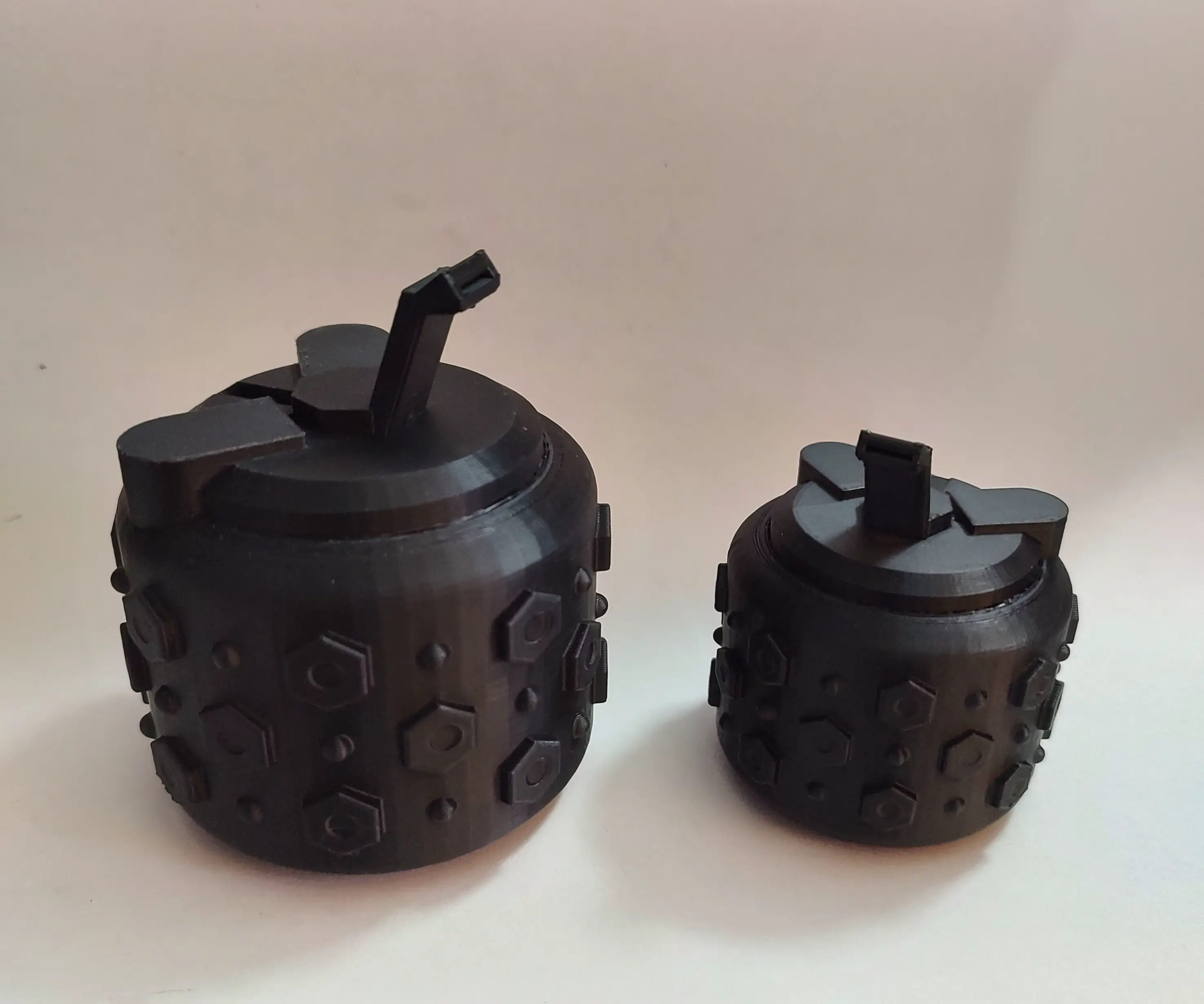 Free Cosplay STL Download - Apex Legends Frag Grenadeby Alexander Rose