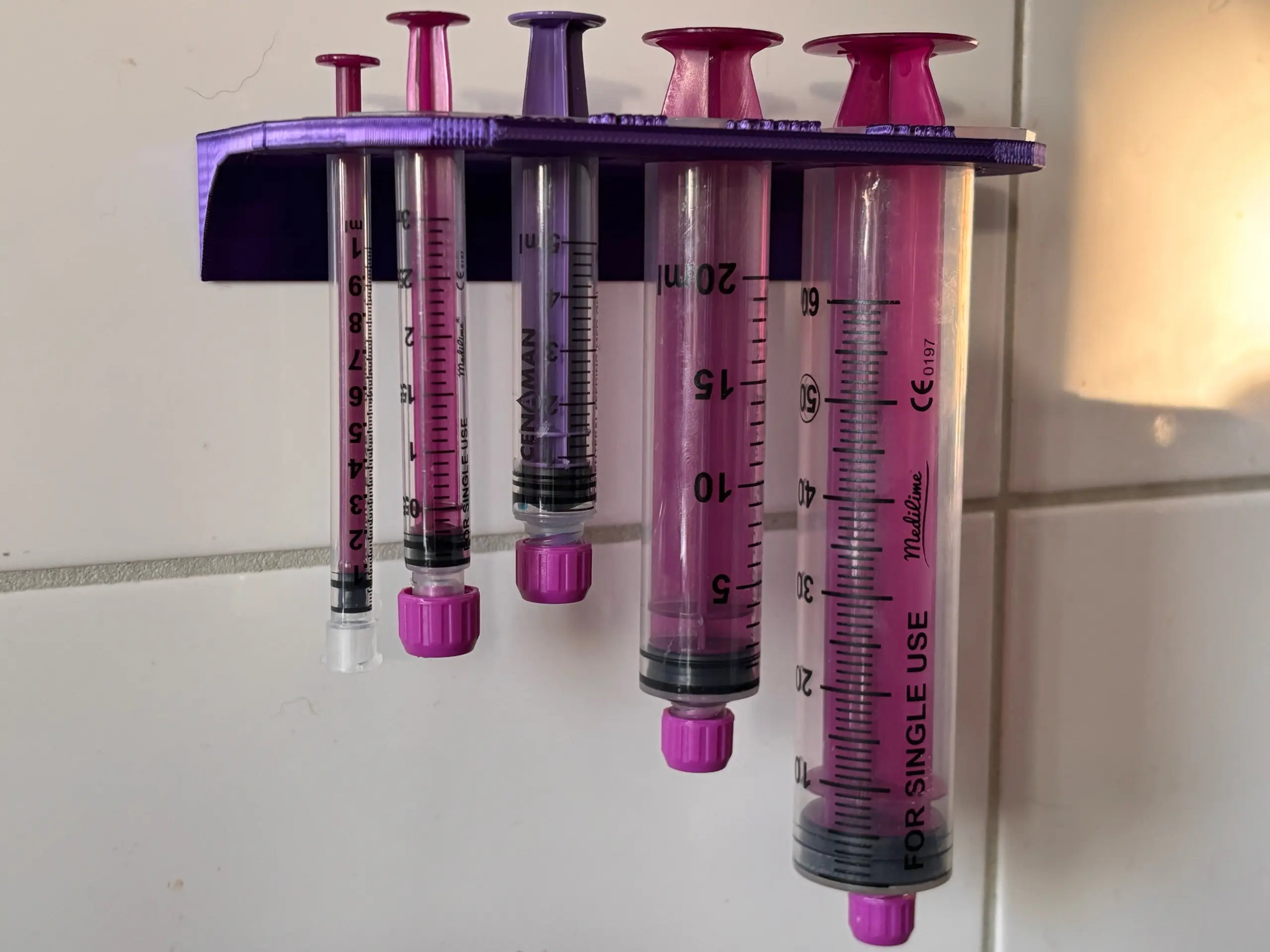 Free Medical & Health Equipment STL Download - Syringe holderby ...