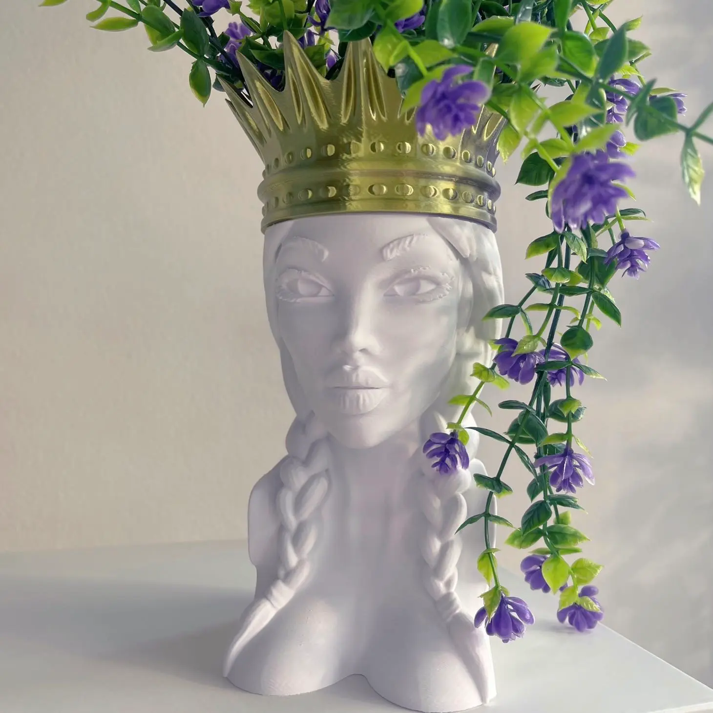 Home Decorations & Ornaments STL Download - QUEEN BUST PLANTERby Oasis3dlab