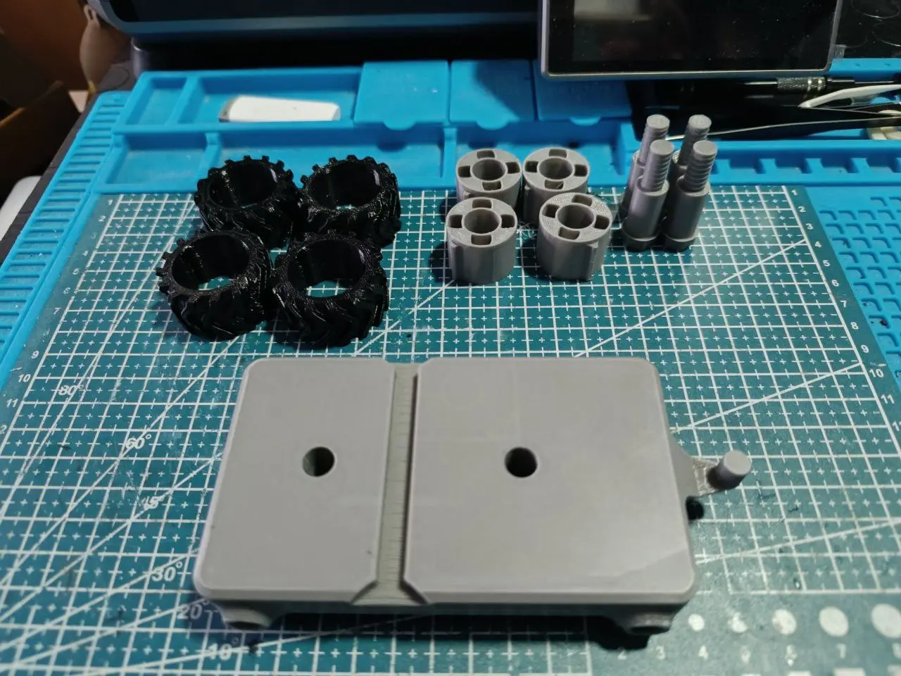 Free Robots & Mechs STL Download - Modular Vehicle Chassisby CosyMaker