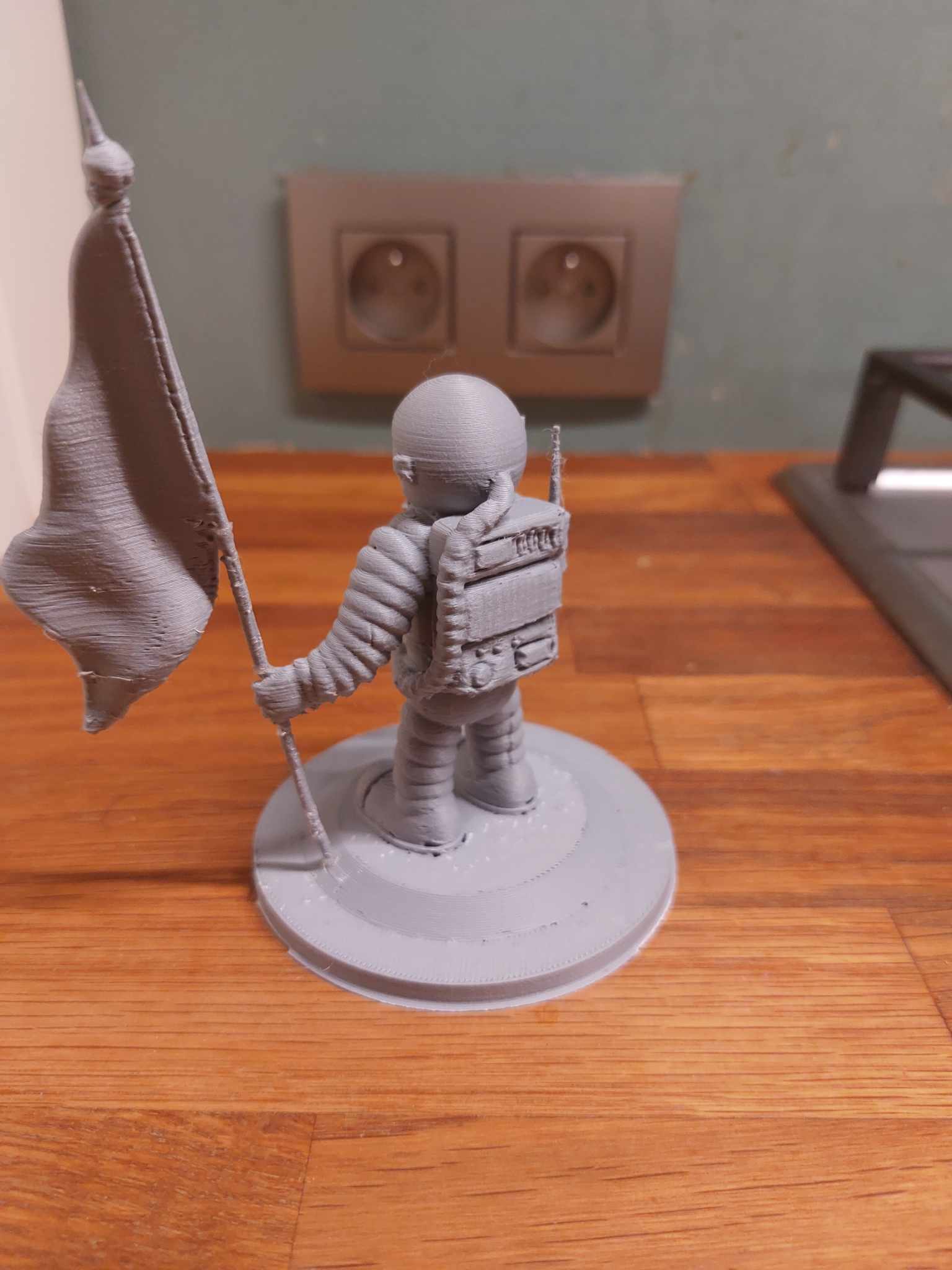 spaceman flag carrier (3 models) | 3D models download | Creality Cloud