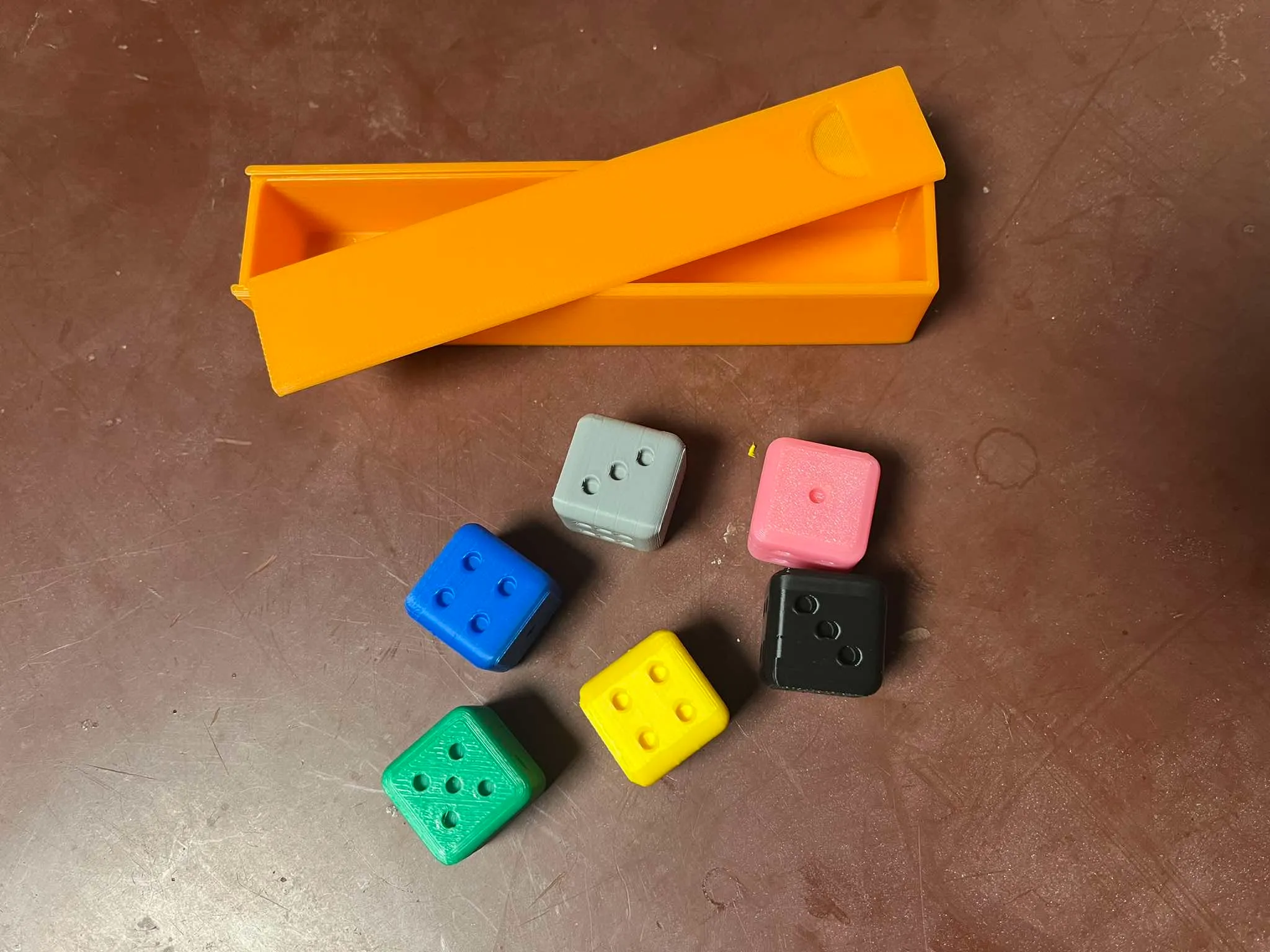 Playing dice in a case | 3D models download | Creality Cloud