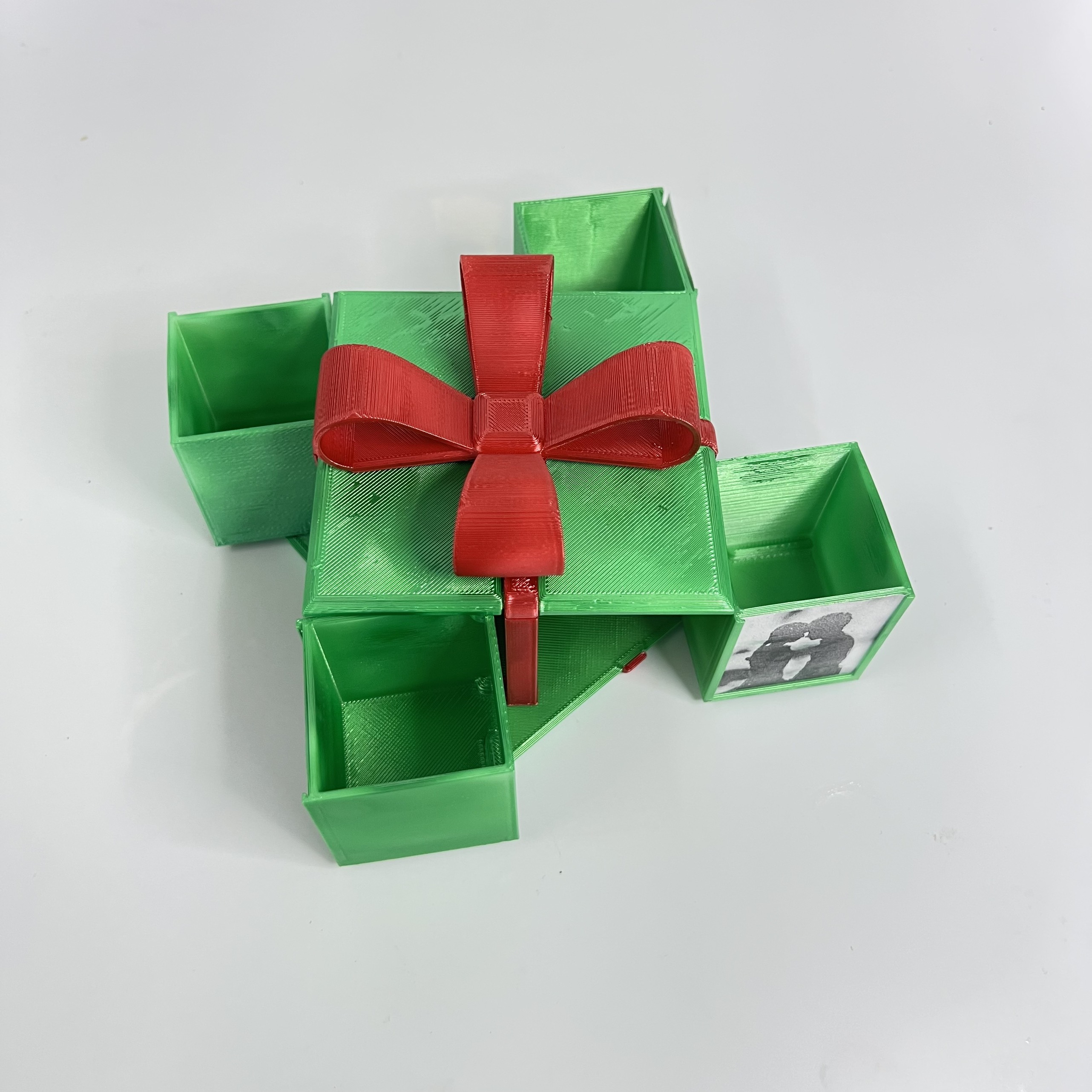 MECHANICAL ROTATING GIFT BOX - VALENTINE & CHRISTMAS BOX | 3D models ...