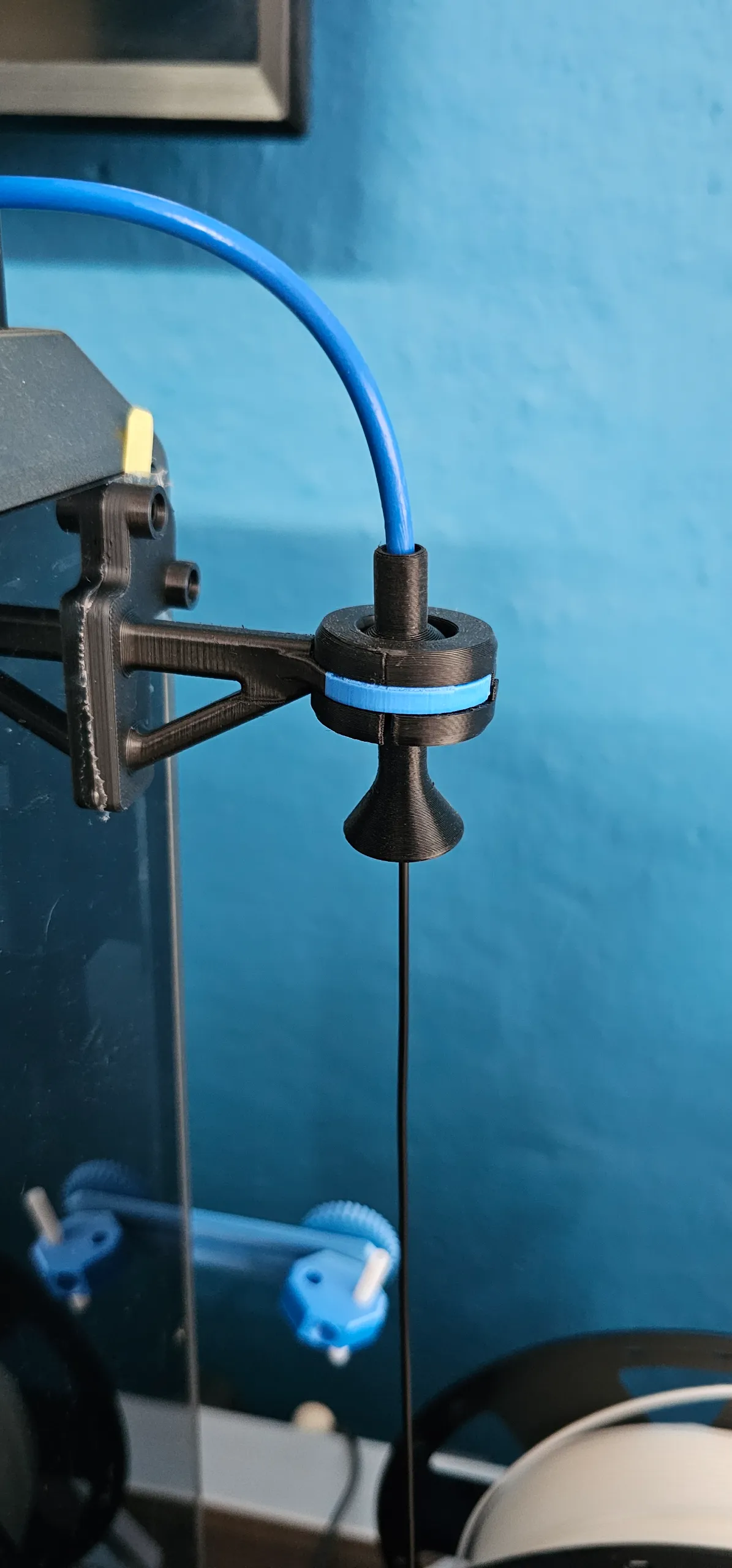 This little guide is really cool. This makes quick-swop filament easy, and it looks great. Great ...