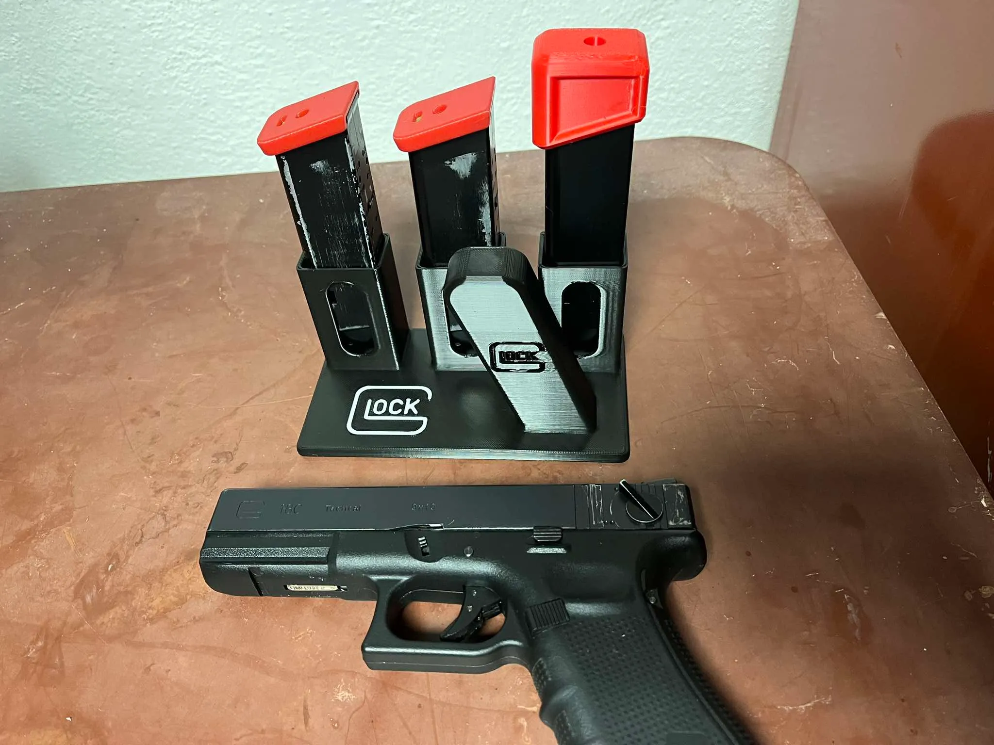 Airsoft stand for Glock 17/18/19 and 3 magazines | 3D models download ...