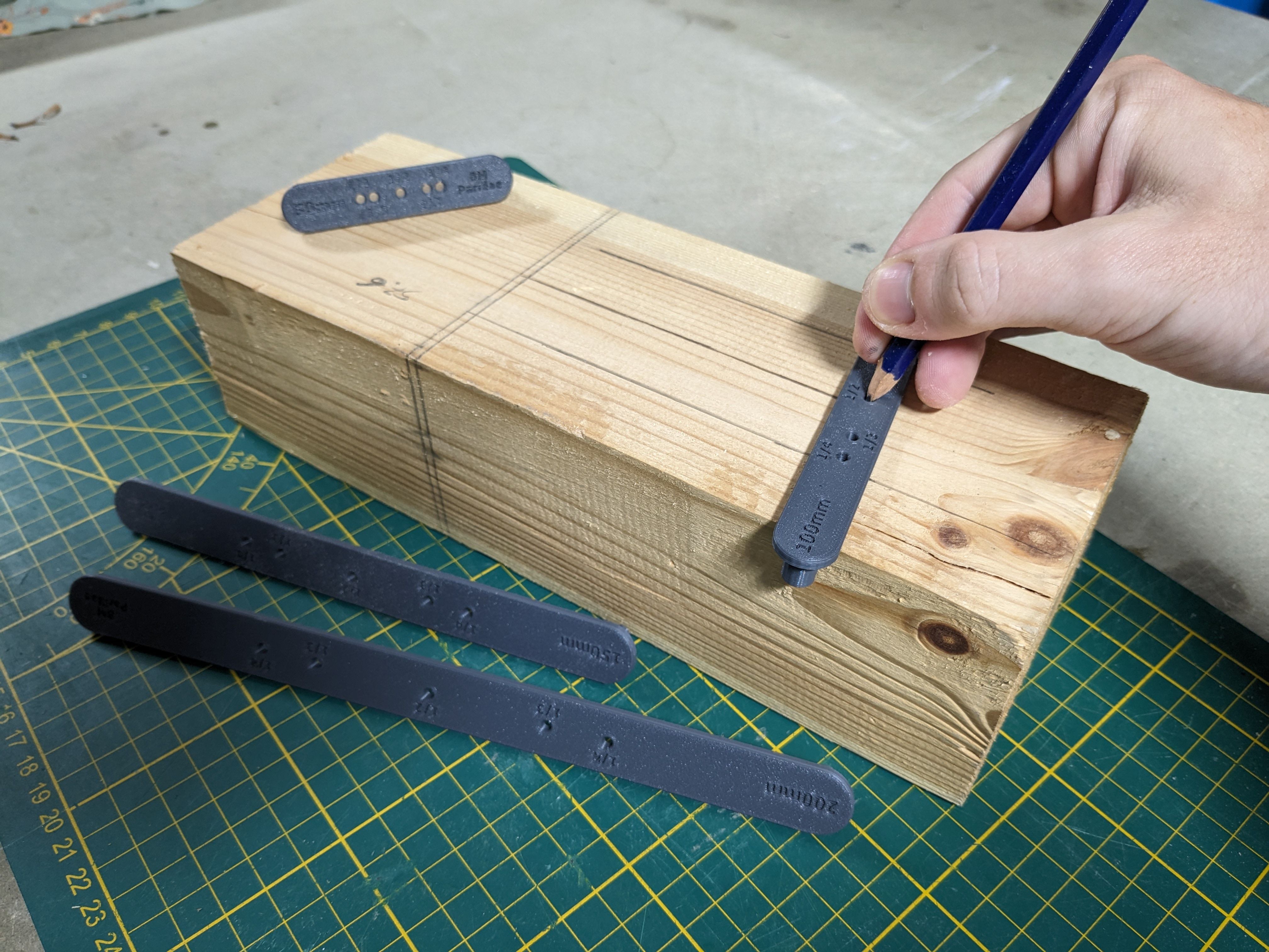 Center finder: 1/2, 1/3 and 1/4 markings, by bmparidae | 3D models ...