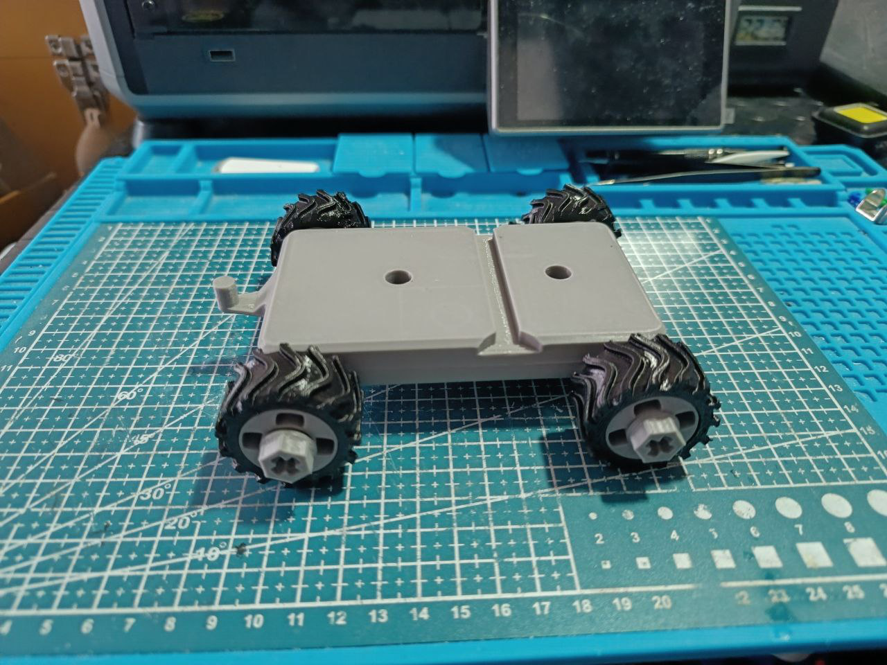 無料 Robots & Mechs STL ダウンロード - Modular Vehicle Chassis - CosyMaker