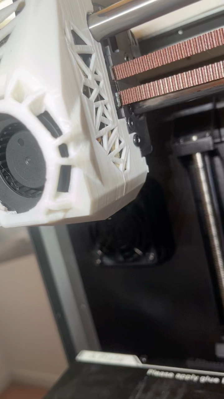 Parfait simple à monter Imprimer avec K1C et hyper PLA creality Le blanc donne un beau résultat ...