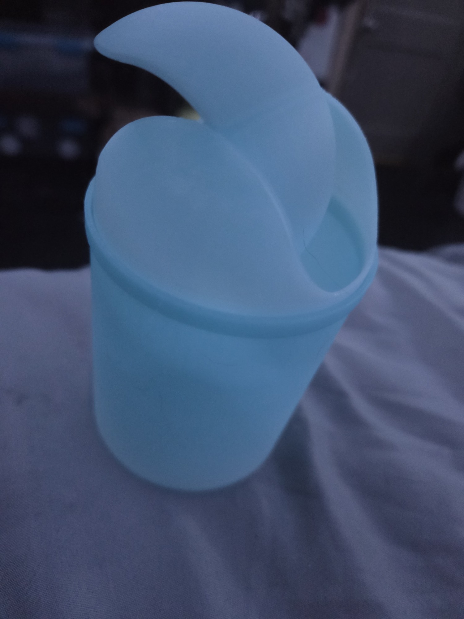 Cute little mini trash can in Crystal Rainbow color. No issues first ...