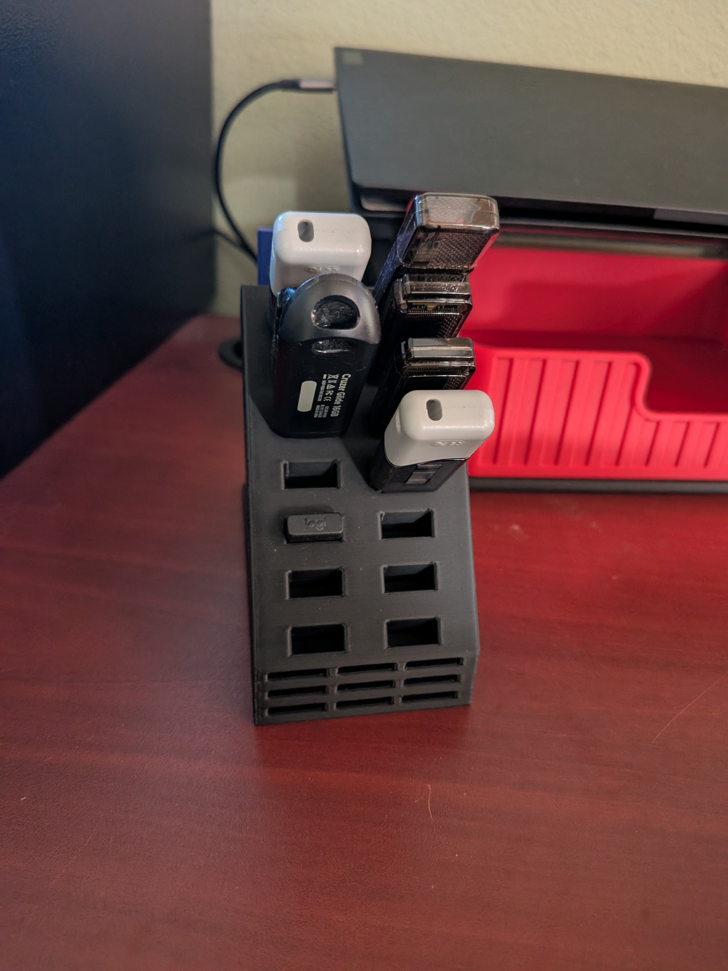 Made this for my USB flash drives I use at work. Easy print that works ...