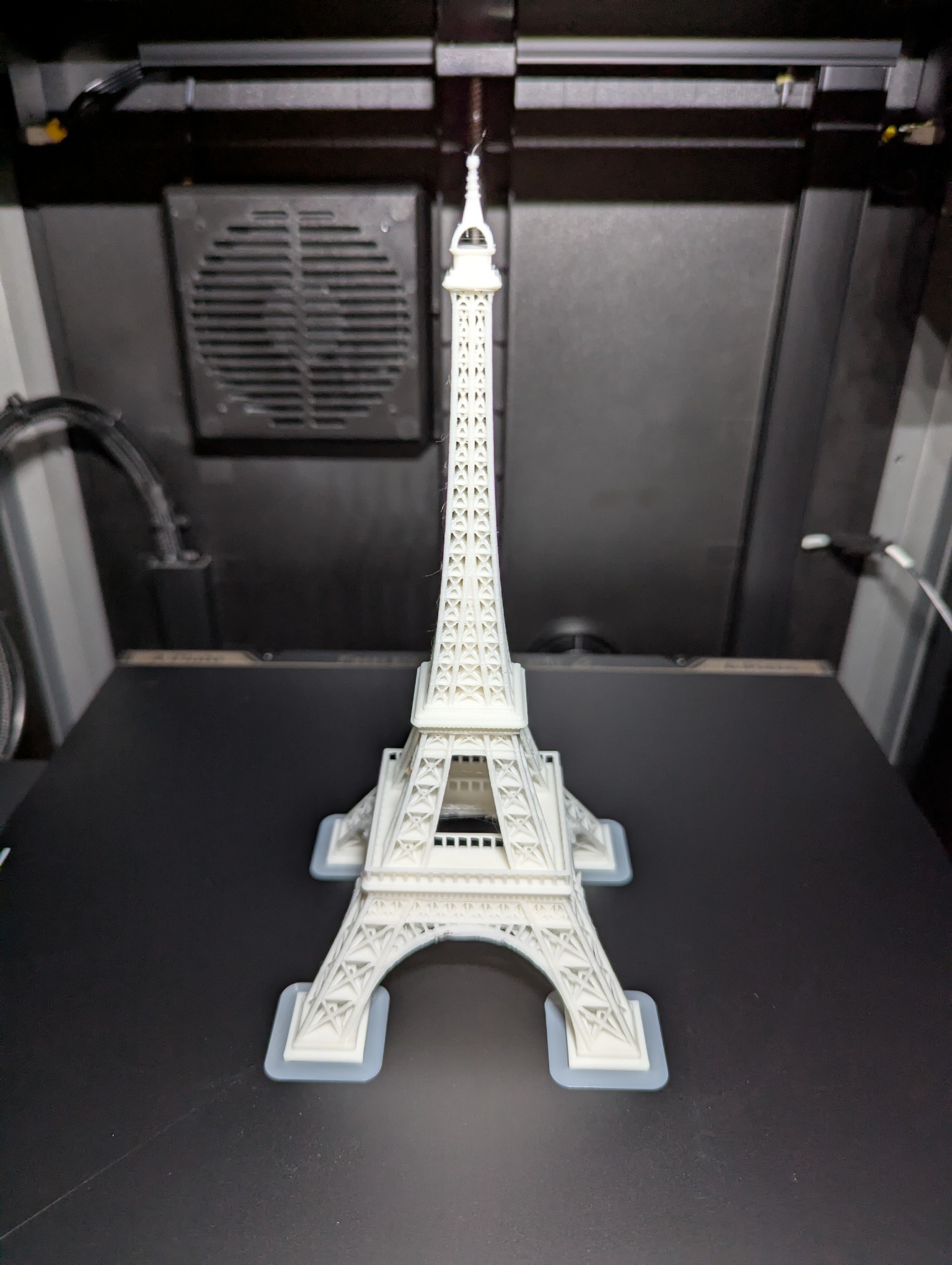 Really nice looking model. Super cool miniature for everyone who likes architecture and France ...